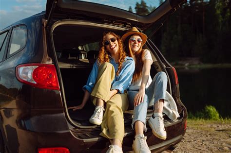 두 젊은 여자는 도로 여행 중에 차에서 셀카를 찍는다 2명에 대한 스톡 사진 및 기타 이미지 2명 Brand Name Smart Phone 레저 활동 Istock