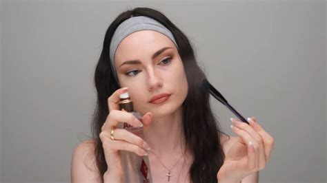 How To Stop Concealer From Creasing 4 Easy Hacks Upstyle