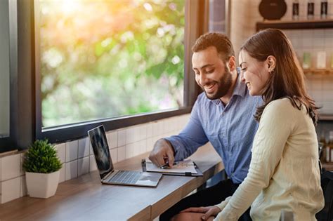 사업가와 여자는 태블릿에서 함께 작동합니다 팀과 함께 성공적이고 성취를 위한 비즈니스 기술과 혁신 25 29세에 대한 스톡 사진 및 기타 이미지 Istock
