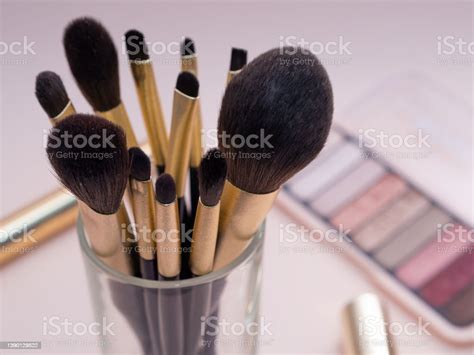 파스텔 핑크 배경에 장식 메이크업 제품 황금 브러시와 다채로운 아이 섀도우와 구성 0명에 대한 스톡 사진 및 기타 이미지 0