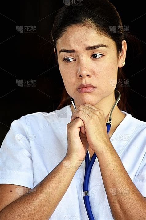悲伤美丽的女护士穿着手术服