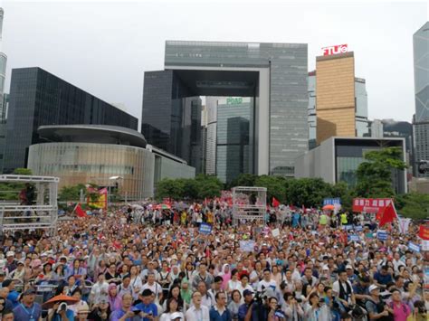 周浩鼎 昨天下午雖然下着雨，無減市民出席反暴力守護香港集會的熱情。我和 梁志祥
