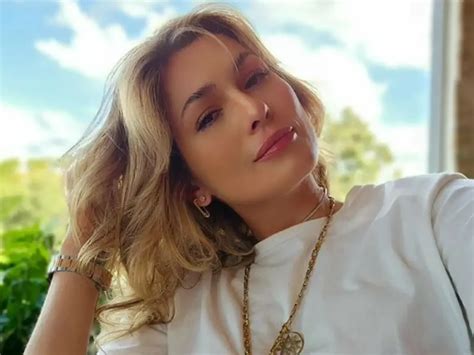 Lívia Andrade impressiona corpaço de fio dental e encanta