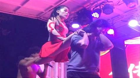 美女杂技表演太霸气啦，这一刻真的是太逗啦，我忍不住笑喷了！娱乐魔术杂技好看视频