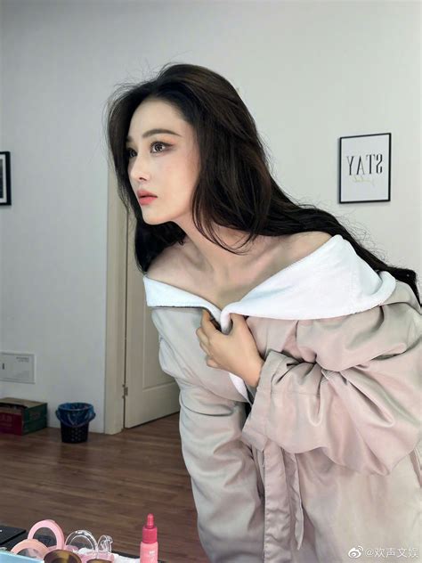 张馨予晒露肩随拍照，好漂亮的锁骨和直角肩啊！真的要感叹：好美财经头条