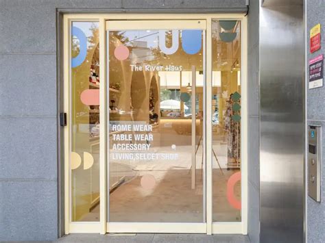 캐주얼한 옐로우 컬러 포인트 20평 패션 소품샵 인테리어 성동구 성수동 캐주얼한 옐로우 컬러 포인트 20평 패션 소품샵 인테리어 성동구 성수동