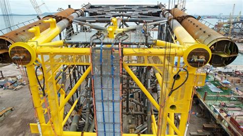 Hạ Thủy Thành Công Khối Chân đế Giàn Cpp Kình Ngư Trắng