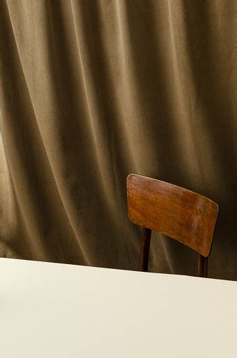 세로 이미지입니다 직물 접기와 책상에 대한 복고풍 나무 의자 1 개 빈 공간 0명에 대한 스톡 사진 및 기타 이미지 0명 Theatrical Performance