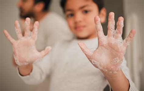 Photo Libre De Droit De Lenfant Les Mains Et Le Savon Le Nettoyage Et