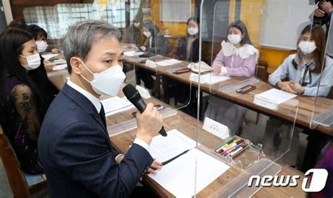 미얀마 유학생 손 잡은 김승수 전주시장 도울 방법 찾겠다” 뉴스1