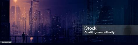 디지털 기술 인터넷 네트워크 연결 Futristic 혁신 기술 인터넷 네트워크 미래 기술로 휴대 전화와 스마트 시티를 사용하는