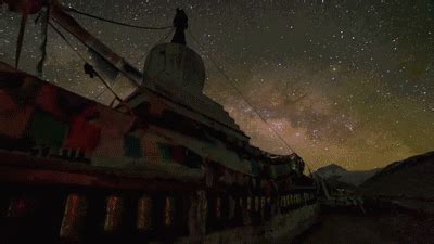 房屋银河系漫天星空唯美风吹gif动图 动态图 表情包下载 SOOGIF