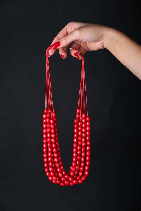 Вишукане намисто червоного кольору з дерева