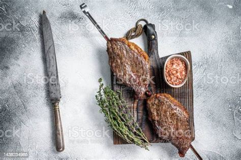 바비큐 구이 건조 숙성 와규 브라질 피칸하에서 등심 모자 쇠고기 고기 흰색 배경입니다 위쪽 보기 건강한 식생활에 대한 스톡 사진