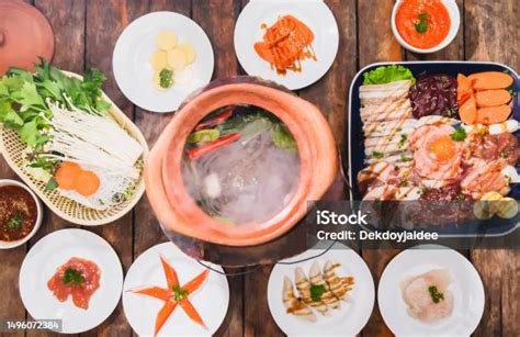 톱 테이블 샤브샤브 냄비 야채 요리 재료 돼지 고기 단백질 버섯 전골 요리 아시안 그릴 Bbq 바람 요리 0명에 대한 스톡 사진 및 기타 이미지 Istock