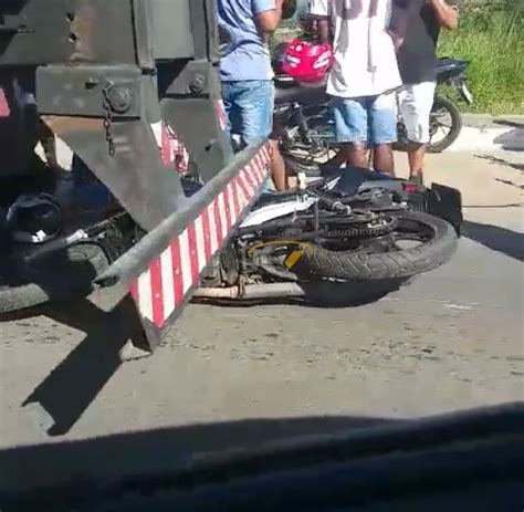 Motociclista Fica Ferido Após Se Envolver Em Acidente Com Caminhão Em