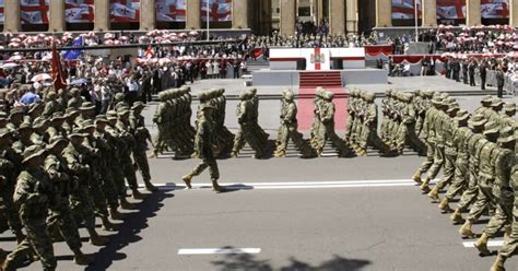 მართლმადიდებელი მღვდელი ჯარს გვერდს აუვლის სხვები ვერა რა წერია თავდაცვის ახალ კოდექსში