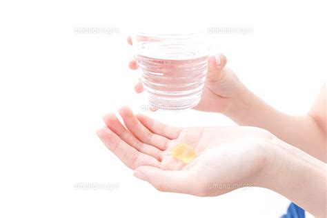 薬を飲む女性の写真素材 Fyi04706176 ストックフォトの Qlean Market（キュリンマーケット）