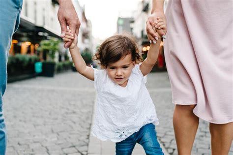 A Mãe Pai Segura A Menina Jovem Família Feliz Pai Filha Mãe Andando
