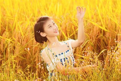 農村稻田裏的美女藝術照分外美 每日頭條