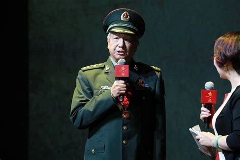 英雄团长胡文杰烈士之子走进《战上海》文艺党课，致敬用身躯托起中国底座的先辈们胡继军