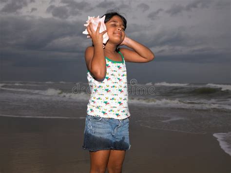 Menina Que Escuta O Conch Imagem De Stock Imagem De Posse 6706887