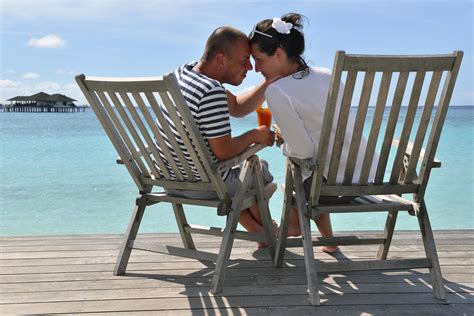 Feliz Casal Jovem Relaxa E Toma Uma Bebida Fresca 11927152 Foto De