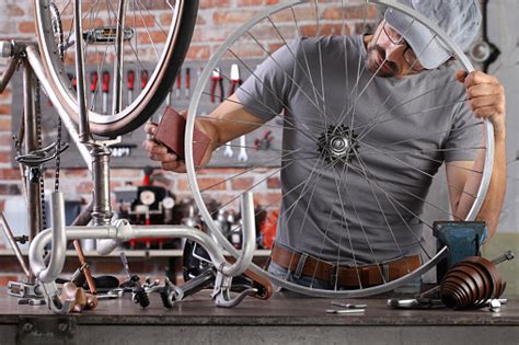 남자는 도구와 워크 샵에 차고 워크샵에서 빈티지 자전거를 수리 모래 종이 Diy 개념과 녹을 제거 Diy에 대한 스톡 사진 및 기타 이미지 Istock