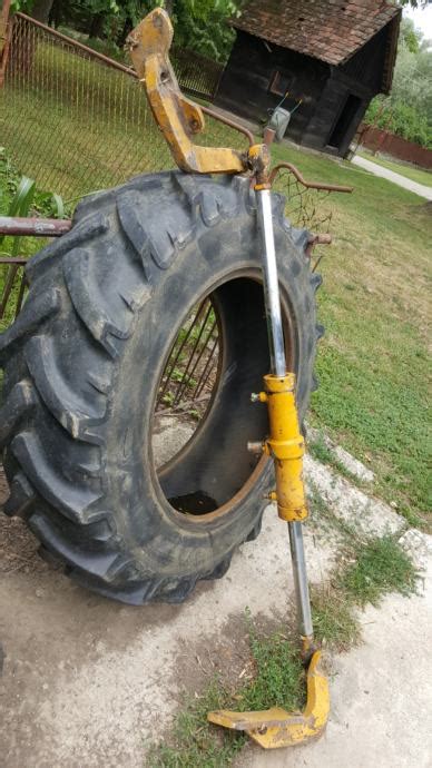 Prodajem Hidraulicni Cilindar Volana Za Traktor Kombajn Ili Slicno