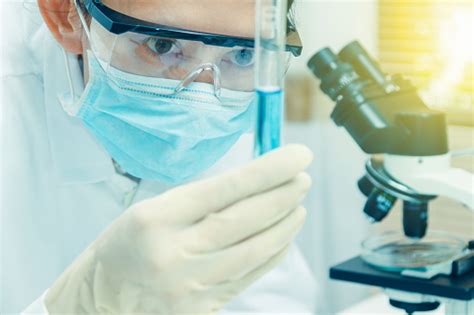 장비 및 과학 실험과 과학자 화학 액체를 포함하는 실험실 유리 제품 과학 연구 과학 배경 및 과학 개념 과 선택적 초점 Stem