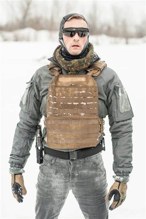 Soldado Do Ex Rcito No Uniforme Das For As Armadas E Da Camuflagem