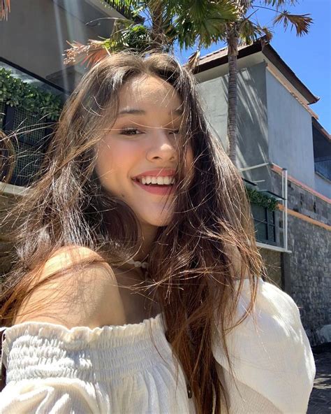 Yasmin Naps Membagikan Foto Di Instagram Look At The Sunny Side Of