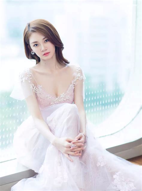 《芳华》女主苗苗写真 未经修饰的美 冯小刚：主角只用没有整容的