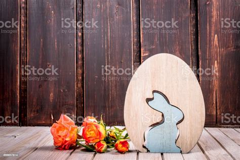 나무 부활절 달걀과 부활절 토끼 나무 배경에 장미 꽃의 클로즈업 서식 파일 복사 공간입니다 부활절 개념 및 부활절 인사