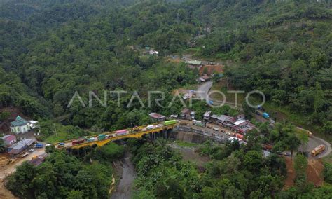 Pengerjaan Ruas Jalan Nasional Antara Foto