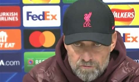 Le Patron De Liverpool Jurgen Klopp Fait Une Fouille Sournoise Du Var