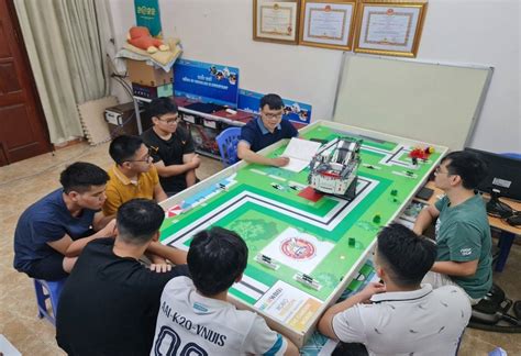Sinh Viên Năm Nhất Giành Giải Tại Cuộc Thi Tài Năng Robot Robotacon