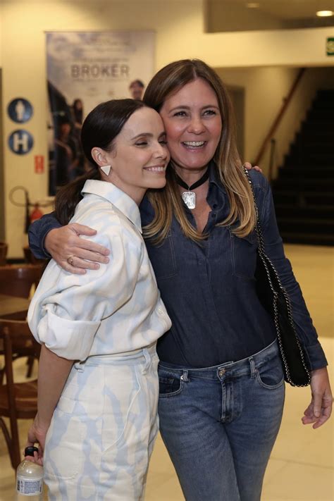 Adriana Esteves Prestigia A Amiga Débora Falabella Em Pré Estreia De Filme