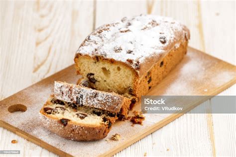 가벼운 나무 배경에 건포도와 함께 맛 있는 홈메이드 케이크 클로즈업 소박한 복사 공간 갈색에 대한 스톡 사진 및 기타 이미지 Istock