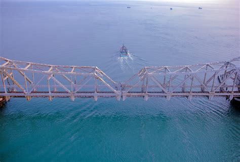 팜반 브리지는 인도 본토의 만다팜 마을과 라메스와람의 팜반 섬을 연결하는 철도 교량입니다 객차에 대한 스톡 사진 및 기타 이미지