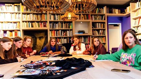 Jongeren Aan De Boeken Dankzij Booktok Printmatters