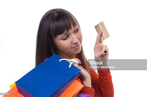 다채로운 종이 패키지를 보유 하는 신용 카드로 쇼핑 하는 젊은 여자 가방에 대한 스톡 사진 및 기타 이미지 가방 고객 구매 Istock