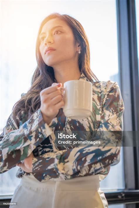 커피 브레이크 초상화 현대 공동 작업 공간에서 팀 비즈니스 사람들 위 아 마르틴 캐주얼 정장 복장 작업 행복 액션을 가진 일 성공 프로젝트를 작업 하는 젊은 아시아 창조적