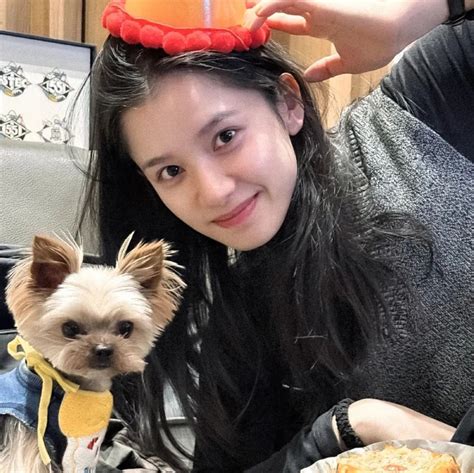 长发女孩头戴红饰与可爱小狗同框，画面温馨美好 男女头像｜非常可爱的头像系列表情包图片动图 求表情网 斗图从此不求人