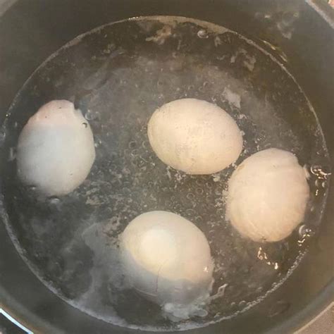 「半熟卵」をお肉で巻いて調味料で煮詰めるだけ。とろ〜り卵と肉の相性バツグン「 肉巻き半熟卵」レシピ