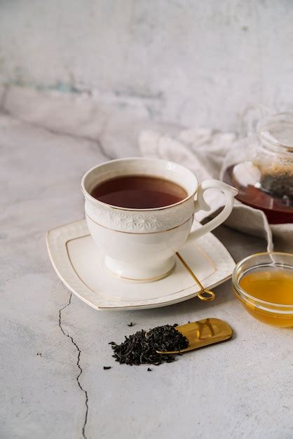 Jolie Tasse De Thé Blanche Sur Fond De Marbre Photo Gratuite