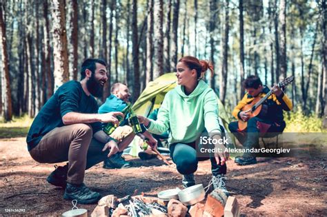 숲에서 캠핑하는 동안 맥주를 마시고 친구를 위해 스튜를 만드는 커플 만들기에 대한 스톡 사진 및 기타 이미지 만들기 음악 자연 Istock