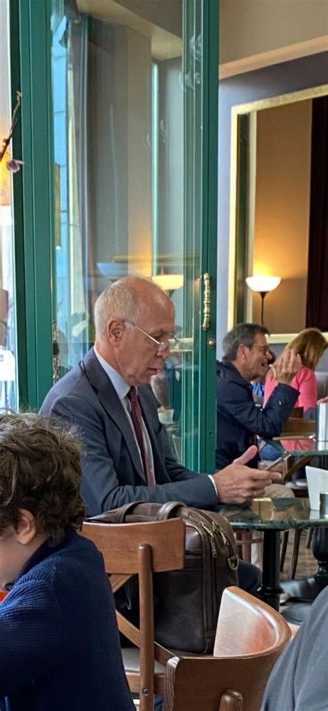Relajado En Un Café La Foto En Roma Del Juez De La Corte Suprema Que