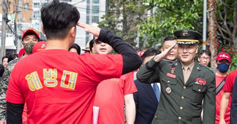 거수경례하는 박정훈 대령