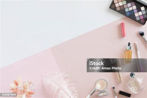 평평 하다 고 오피스 테이블 책상 프레임의 위에서 보기 휴대 전화 노트북 화장품 흰색과 핑크 파스텔 배경에 꽃 여성 작업 영역